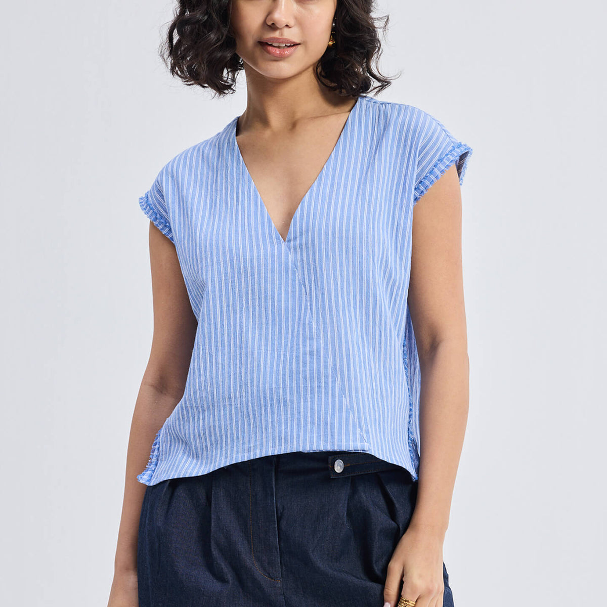 Boxy V-neck Top with Fray Detail – Reistor