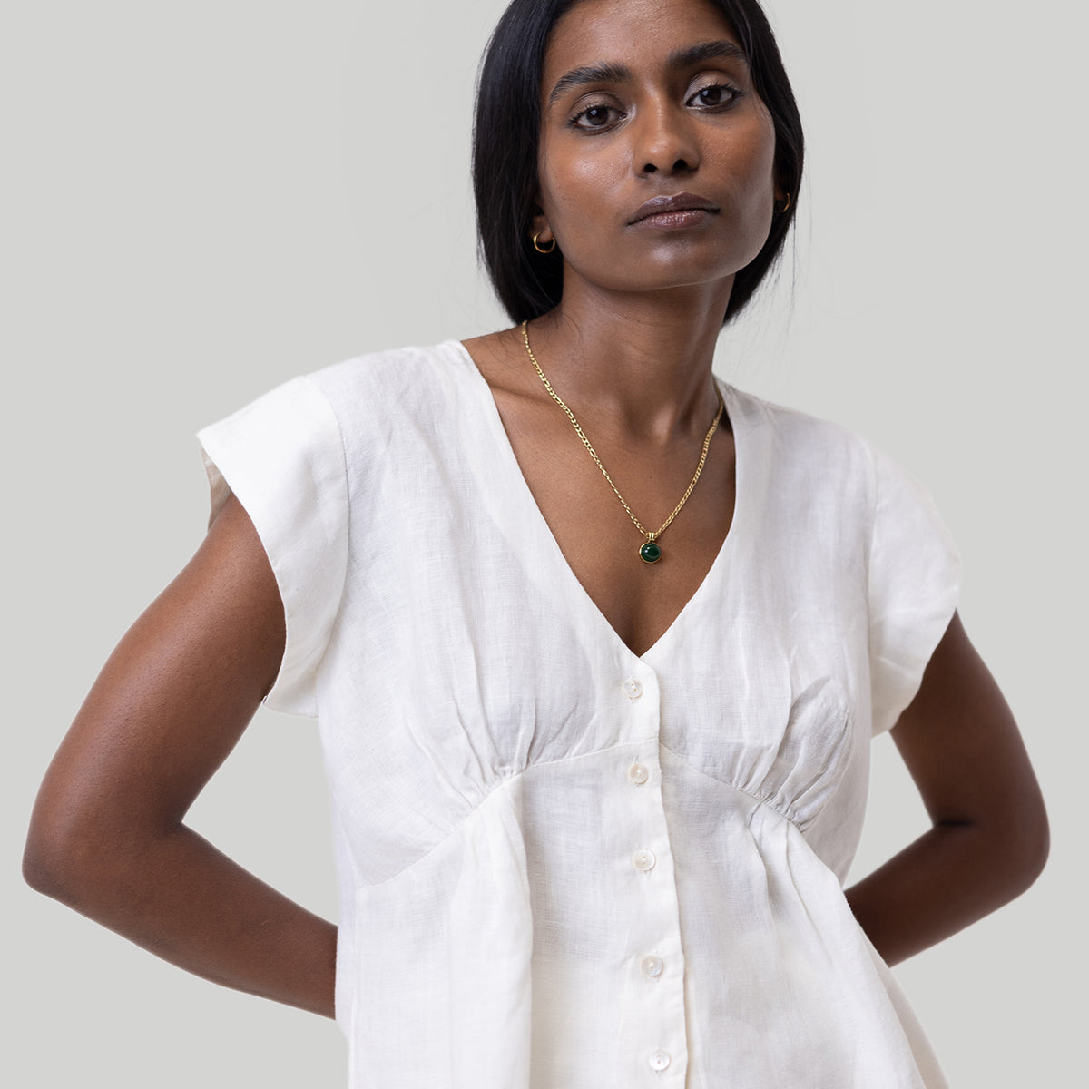Deep V-neck Top in Off-white – Reistor
