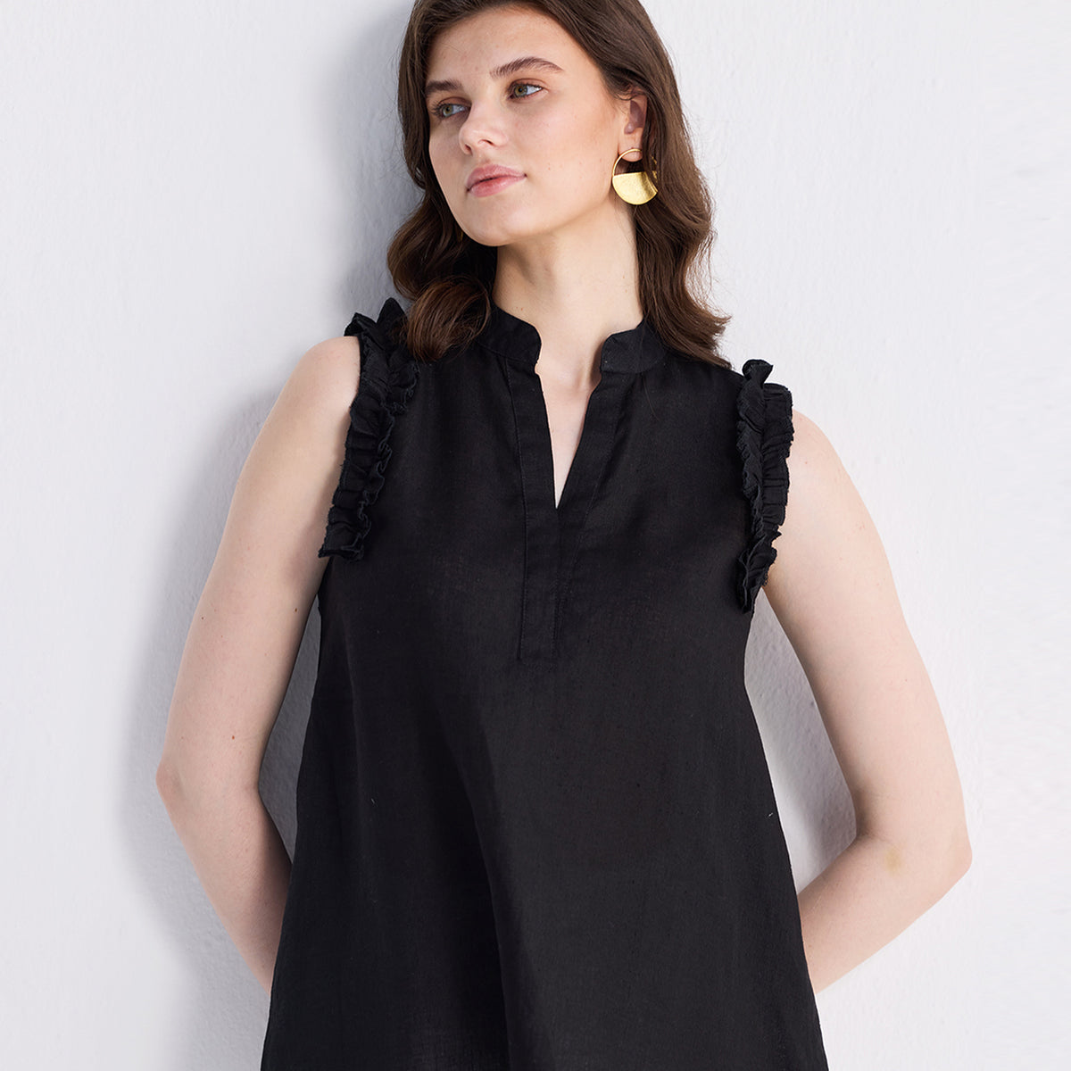 Sleeveless Hemp Top with Ruffles in Black – Reistor